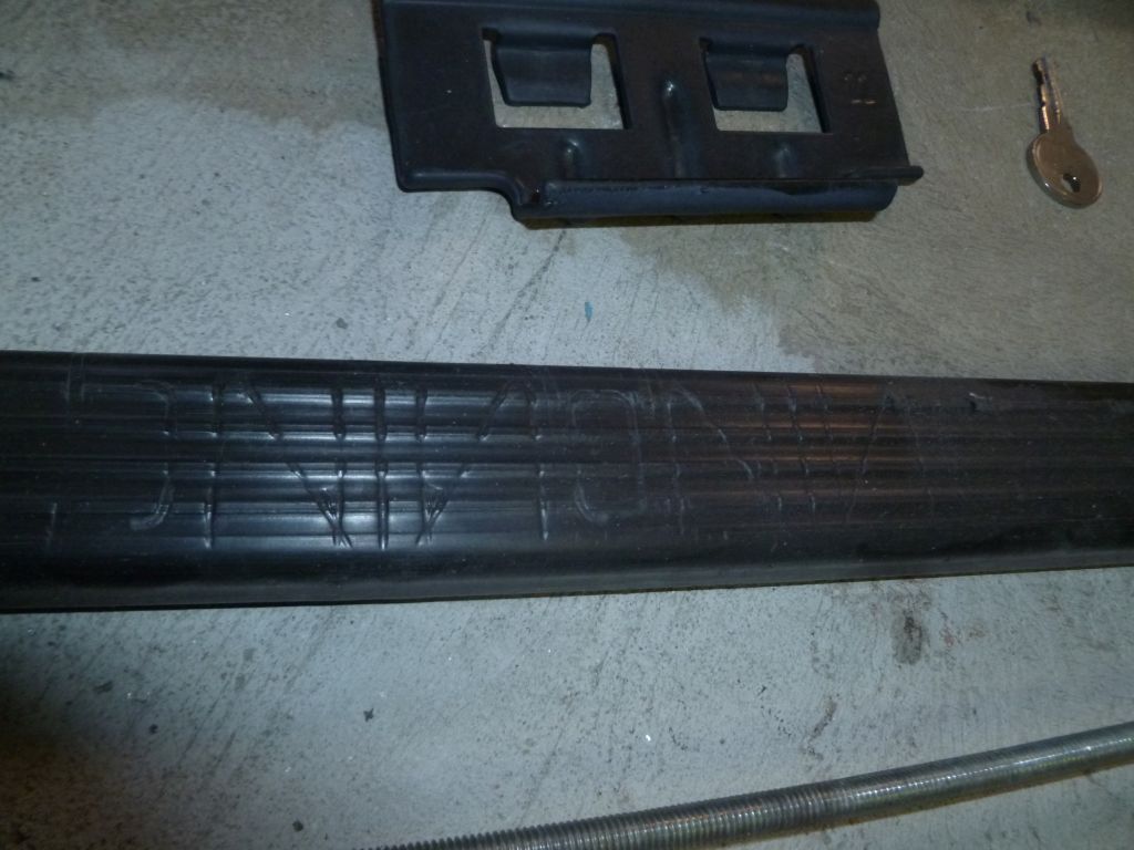 FS: Thule 444 lockable feet, cross bar roof rack set | VW Vortex ...