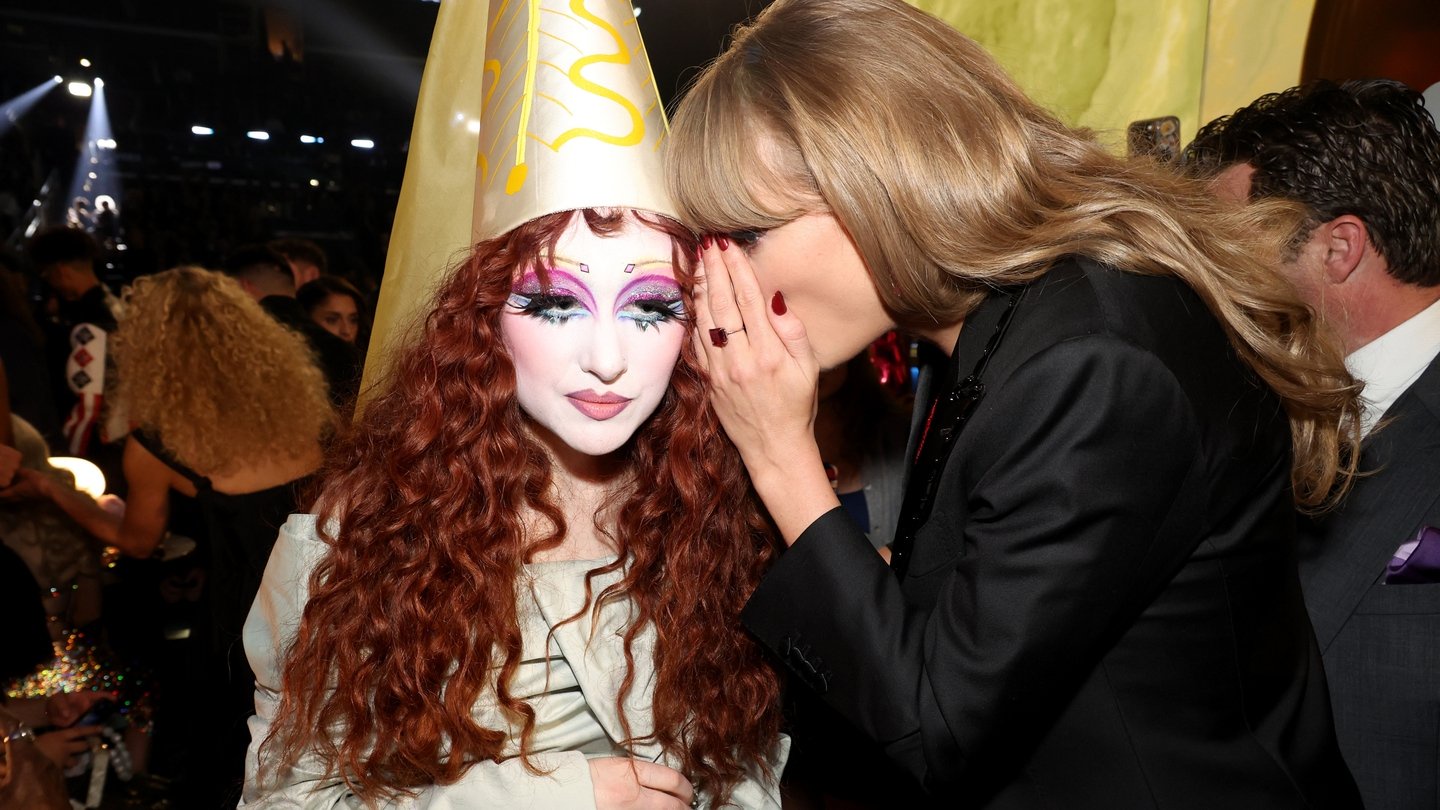 Just Miley Cyrus and Taylor Swift ignoring each other - Base - ATRL